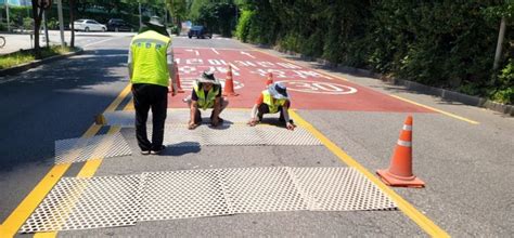 송파구 전국 최초 ‘드르륵 몸으로 느끼는 도트 포장 설치
