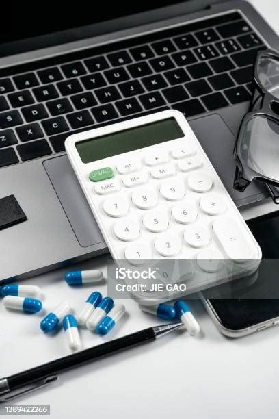 흰색 배경 보드에 알람 시계 컴퓨터 돋보기 계산기 및 의학 0명에 대한 스톡 사진 및 기타 이미지 0명 Brand Name Smart Phone 가위 Istock