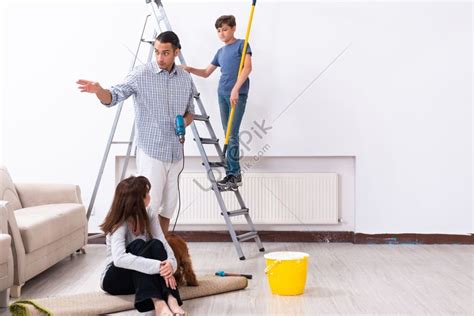집 수리를 하고 있는 젊은 가족 사진 사진 무료 다운로드 Lovepik