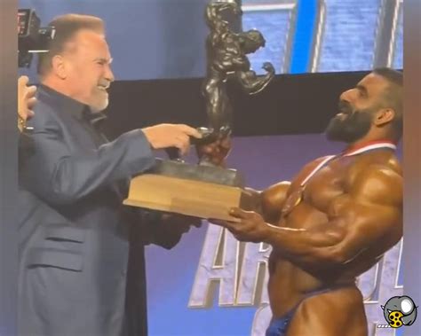 لحظه گرفتن جایزه هادی چوپان از دست مرد جنگی فیلم های هالیوودی آرنولد فیلو