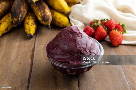 브라질 냉동 아사이 딸기와 바나나와 브라질 냉동 아카이 베리 아이스크림 그릇 나무 배경에 과일을 여름 메뉴 전면 보기 0명에 대한 스톡 사진 및 기타 이미지 Istock