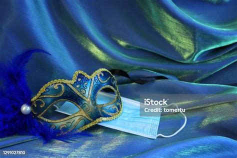 파란색 실크 배경 위에 우아하고 섬세한 베네치아 마스크의 사진 코로나바이러스 예방 개념 사육제에 대한 스톡 사진 및 기타 이미지 사육제 코로나바이러스 베네치아