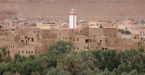 갈색 거리 풍경 거친 건물 건조한 건축 경치 경치가 좋은 관광 기후 녹지 농촌의 도시의 마을 메마른 모래로 뒤덮인 모로코 문화 문화 유산