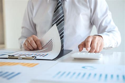 사무실 테이블에 데이터 통계 및 계산기를 분석 하는 그래프 및 보고서 마케팅 연구 계획 노트북에서 작업 하는 젊은 비즈니스 맨 또는 회계사 경제에 대한 스톡 사진 및 기타