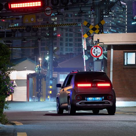 고요한 도시의 밤 수많은 불빛 사이를 가르며 달리는 드라이브 현대자동차그룹 Hyundai