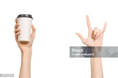 아침 식사와 커피 테마 남자의 손 잡고 하얀 빈 종이 커피 컵 커피 광고 스튜디오에서 흰색 배경에 고립 된 갈색 플라스틱 캡