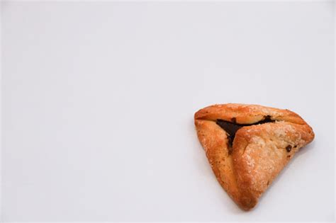 Hamantash 흰색 배경에 고립 된 부림절 기간 동안 전통적으로 먹는 Ashkenazi 유대인 삼각형 채워진 포켓 페이스트리 공휴일에 대한 스톡 사진 및 기타 이미지