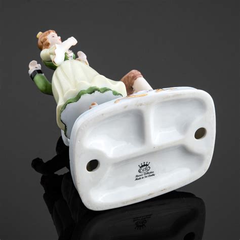 Статуэтка Галантная сцена фарфор роспись золочение Cdc Rococo Collection Шри Ланка 2010