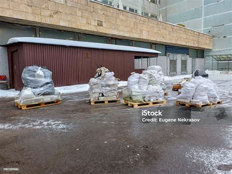철거를 위해 준비된 건설 폐기물이 있는 여러 개의 목재 팔레트 0명에 대한 스톡 사진 및 기타 이미지 0명 가득 찬 거리 Istock