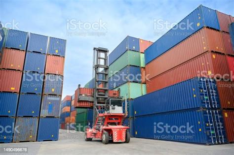 조선소에서 컨테이너 상자로 크레인 리프팅 처리 수출입 비즈니스 물류 산업에서 화물 화물을 적재하는 컨테이너 경제에 대한 스톡 사진 및 기타 이미지 Istock