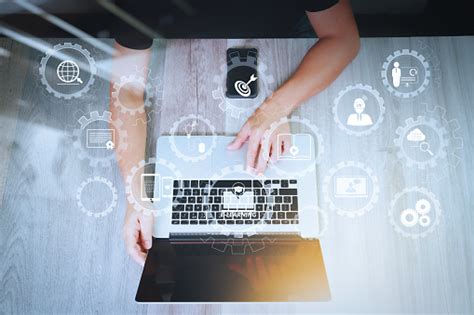 디자이너 손 응답 웹 디자인 컨셉으로 나무 책상에 노트북 컴퓨터와 스마트폰 작업의 상위 뷰 교육에 대한 스톡 사진 및 기타 이미지 교육 기어 기계 부분 남자 Istock