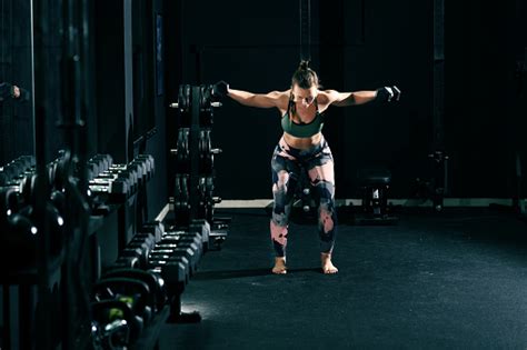 스포츠와 피그 테일 리프팅 덤 벨 맨발로 강한 근육 백인 여자 잇 몸 내부 건강한 생활방식에 대한 스톡 사진 및 기타 이미지 건강한 생활방식 검은색 권위 Istock