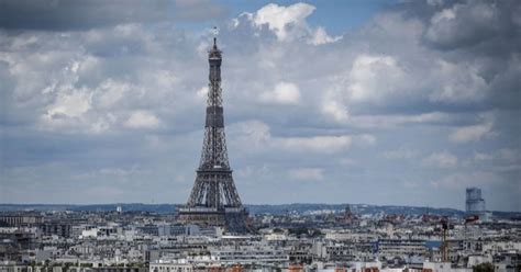 ЛАЖНА ТРЕВОГА Ајфеловата кула кратко евакуирана заканата за бомба е лажна Во Центар