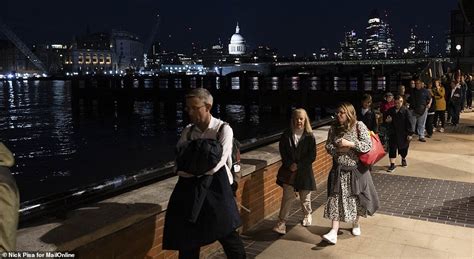 Queens Lying In State Queue Times How Long Will It Really Take Me To See Her Coffin Daily