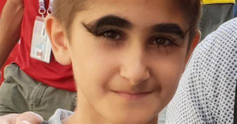 속눈썹이 입술에 닿은 적도 눈썹이 머리카락처럼 긴 소년