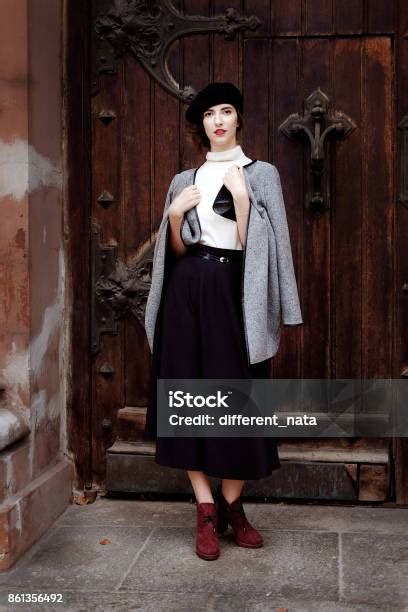 레트로 스타일 초상화 고딕 양식의 성 입구에 오래 된 구식 고전적인 복장에서 교사 여자 교수에 대한 스톡 사진 및 기타 이미지 교수 전신 여자 Istock