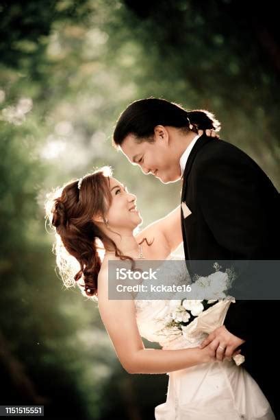 여름에 로맨틱 한 순간을 즐기는 웨딩 커플 그들의 결혼식에 행복 한 신부와 신랑 결혼식에 대한 스톡 사진 및 기타 이미지 결혼식 커플 결혼 의식 Istock