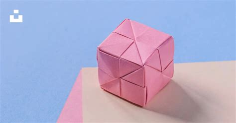 파란색과 분홍색 표면 위에 앉아있는 분홍색 종이 접기 물체 사진 Unsplash의 무료 접힌 종이 이미지