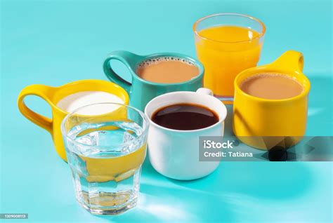 파란색 배경 측면 보기에 음료가있는 여러 가지 빛깔의 머그잔 커피 마실 것에 대한 스톡 사진 및 기타 이미지 커피 마실 것