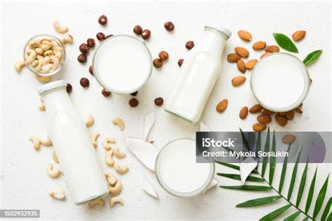 다양한 비건 우유 아몬드 코코넛 캐슈를 테이블 배경에 놓거나 모은다 비건 식물성 우유와 재료 평면도 0명에 대한 스톡 사진 및 기타 이미지 Istock