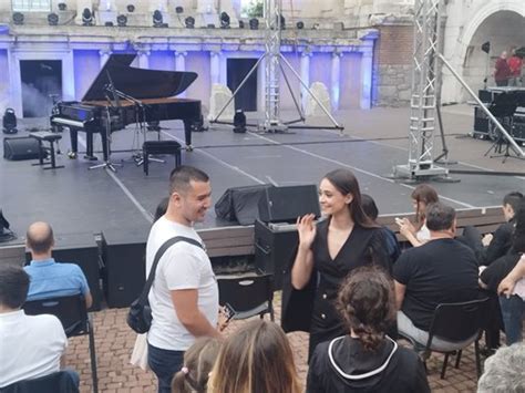 Ергенът Евгени с първи концерт в Пловдив след шоуто Валерия на първия ред Снимки