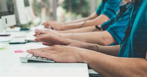 비즈니스 사람들이 사무실 책상에서 데스크톱 컴퓨터로 손으로 입력하고 작업하는 장면을 닫습니다 비즈니스 커뮤니케이션 및 직장 개념 사진 Unsplash의 태국 이미지