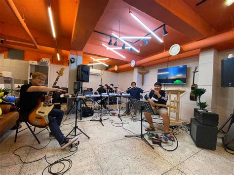 수상한 거리 슬기로운 목사생활 일주일에 두시은 홍대 작은 클럽에서 노래하는 인디밴드가 된다