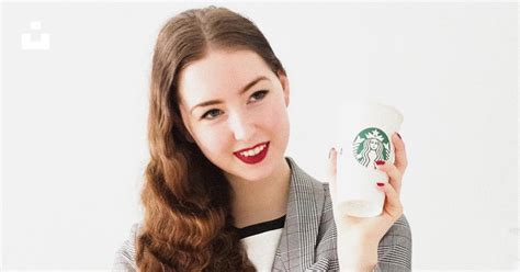 회색 블레이저를 입은 여자 흰색 세라믹 머그잔을 들고 있다 사진 Unsplash의 무료 파리 이미지