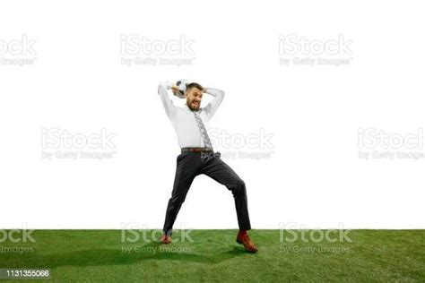 흰색 배경에 고립 된 축구를 재생 하는 젊은 사업가의 전체 길이 샷 경영자에 대한 스톡 사진 및 기타 이미지 경영자 남자 축구 Istock