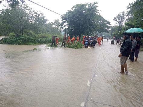 တောင်ကုတ်မြို့၌ မိုးသည်းထန်စွာရွာသွန်းမှုကြောင့် ပန်းတောင်း တောင်ကုတ် လမ်းမကြီး၌ ရေလျှံမှုဖြစ