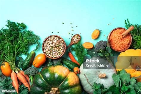 채식주의 자 및 채식주의 자 다이어트 수확 개념 가을 야채 렌즈콩 콩 트렌디 한 녹색 배경에 요리하는 원재료 건강하고 깨끗한 식사 개념 공간을 복사합니다 맨 위 보기 가을에