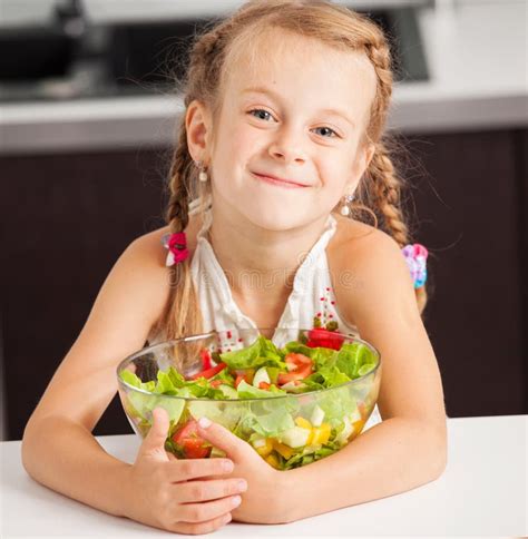 Garotinha Comendo Salada Vegetal Foto De Stock Imagem De Lifestyles