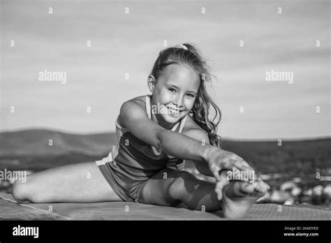 Tween Kid Girl Training Gymnastics Hi Res Stock Photography And Images Alamy