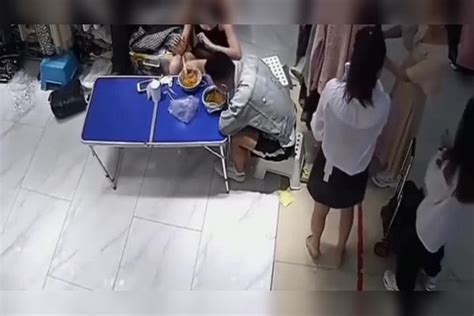 店里监控无意间拍到的一幕，老板自己都忍不住笑了！监控店里