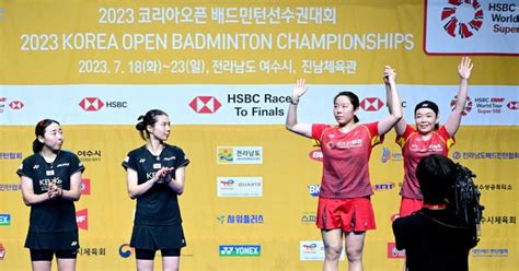한국 여자 배드민턴 복식 김소영 공희용 중국 우승에 박수로 축하 인사 [사진]