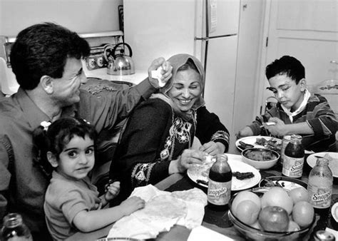 이 사진에서는 가운데에 여인을 배치 함으로써 이 사진이 가족사진이라는 확증을 주고 있다 또한 아이들이 함께 등장하여 가족의 중심 어머니로서의 여성의 모습을 강하게 표현해