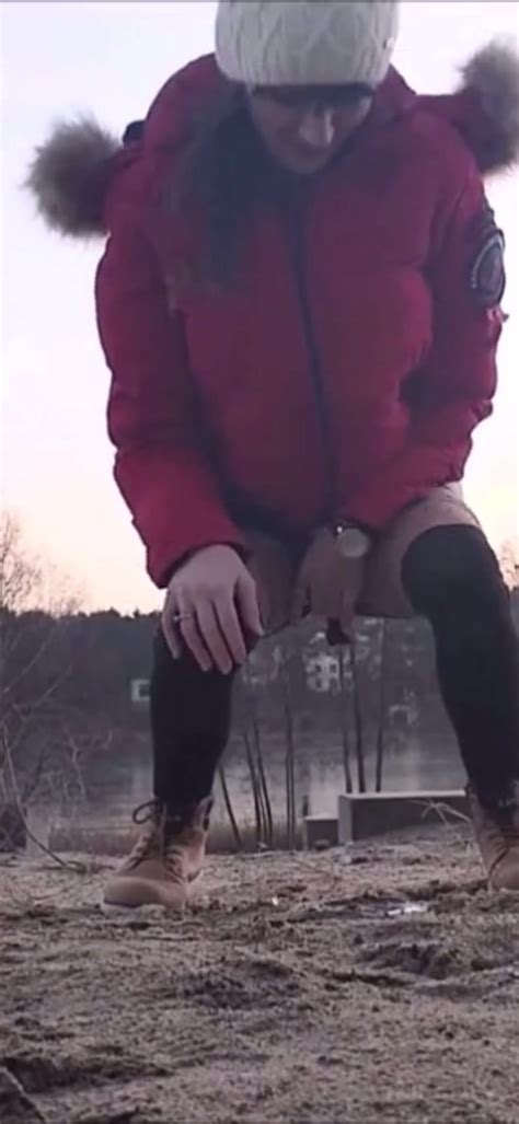 Isabelle Peeing Near Lake 中文