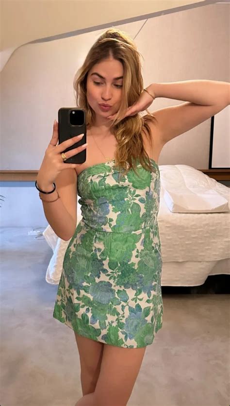 Oeps Zangeres Roxy Dekker Showt Lichaam In Kleine Bikini In De Spiegel