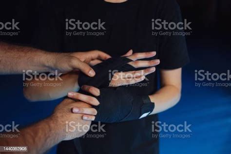 권투 훈련 전에 접착제 붕대를 손에 적용하는 인식 할 수없는 여성 복서 25 29세에 대한 스톡 사진 및 기타 이미지 25 29세 2명 45 49세 Istock