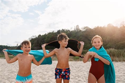 Imágenes De Chicos Jugando Playa Descarga Gratuita En Freepik