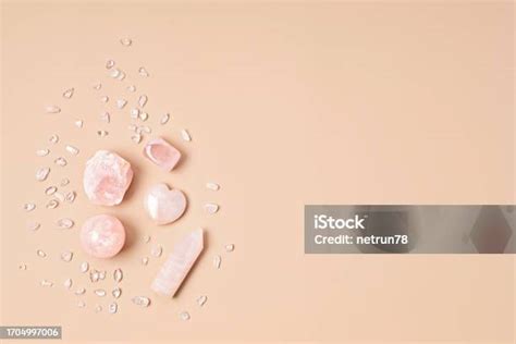 치유 레이키 차크라 크리스탈 요법 웰빙 명상 휴식 정신 건강 영적 수행을 위한 로즈 쿼츠를 사용한 대체 의식 에너지 에너지 개념 0명에 대한 스톡 사진 및 기타 이미지