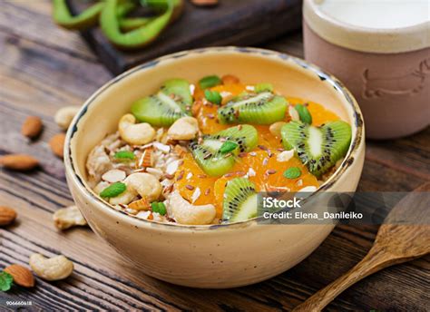 과일 열매 견과류와 함께 맛 있는 하 고 건강 한 오트밀 죽 건강 한 아침 식사입니다 피트 니스 음식입니다 적절 한 영양 섭취 감귤에 대한 스톡 사진 및 기타 이미지