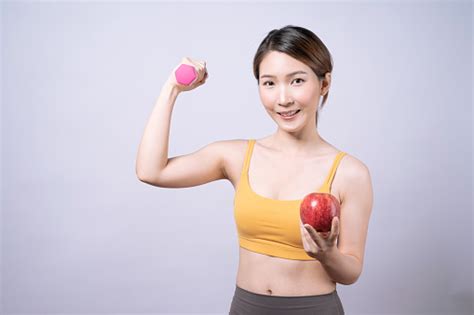 노란색 스포츠웨어를 입은 아시아 여성 흰색 배경에 고립 건강 관리 및 운동의 개념 건강한 생활방식에 대한 스톡 사진 및 기타 이미지 건강한 생활방식 건강한 식생활