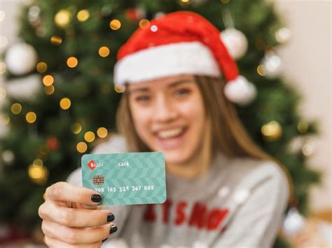 Выплату 13 й зарплаты к Новому году в России предложили сделать обязательной