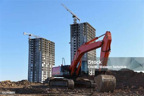 토목 공사 현장에서 작업하는 굴삭기 도로 공사에 백호는 땅을 파고 하수도 라인을 포장합니다 파운데이션 적재 리프팅 및 화물 운반을 위한 건설 기계 0명에 대한 스톡 사진 및