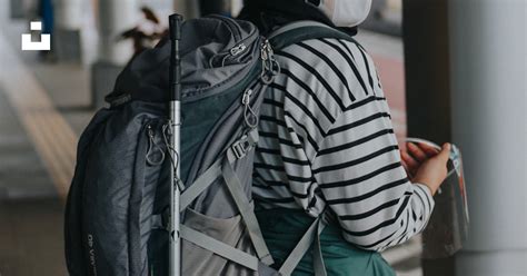 검은 히잡을 쓰고 흑백 스트라이프 긴 소매 셔츠를 입은 여자 사진 Unsplash의 무료 회색 이미지