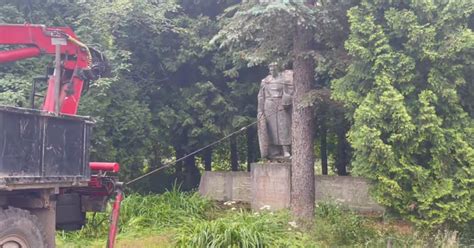 На Львівщині продовжують позбуватися радянського минулого звалили