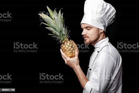 젊은 남자가 수염 흰 유니폼에 요리사 검은 배경에 신선한 파인애플을 보유 가정 주방에 대한 스톡 사진 및 기타 이미지 가정 주방 가정의 방 건강한 생활방식 Istock