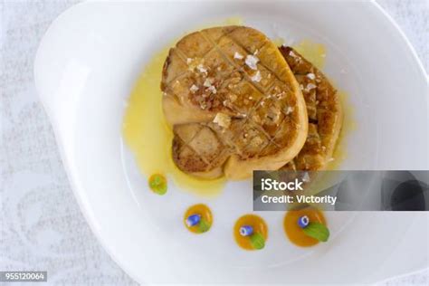 흰색 접시에 사과 소스와 함께 튀긴 거 위 간 푸아그라 좋은 음식 거위 새에 대한 스톡 사진 및 기타 이미지 거위 새 고기 굽기 Istock