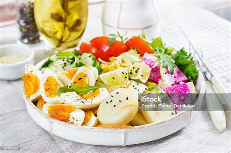 신선한 샐러드입니다 채식 부처님 그릇입니다 삶은 감자 오이 토마토 수 박 무 상 추 Arugula 옥수수와 삶은 계란과 그릇 건강 한 음식입니다 감자 요리에 대한 스톡 사진